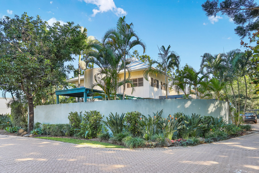 ENTERTAINER IN PRESTIGIOUS ROYAL PINES RESORT – AGC Property Centre